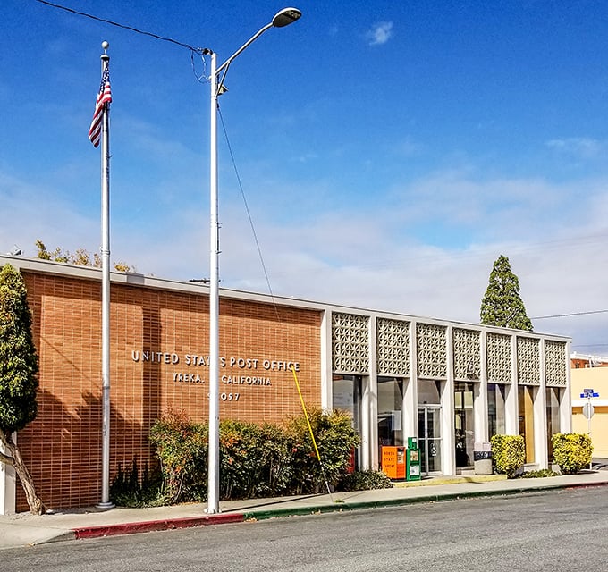 Yreka's Post Office brings mid-century modern to mail delivery. The decorative concrete screens are like architectural doilies—practical yet surprisingly elegant.