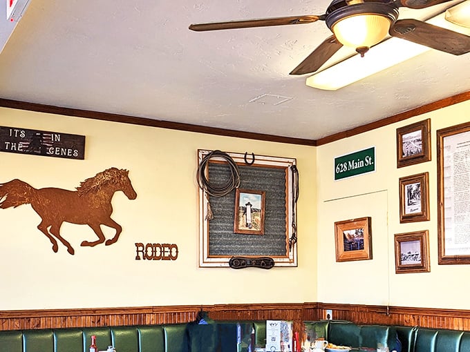 Western-themed décor that reminds you you're in ranch country, where breakfast is serious business and horses get proper respect.