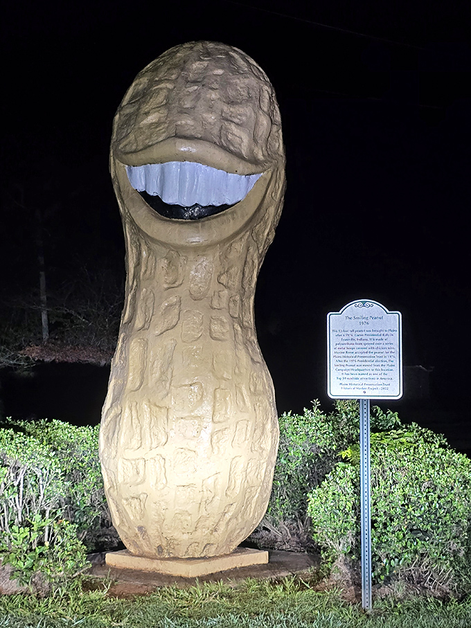 Even after dark, that smile remains visible – slightly eerie, yet somehow comforting, like a nutty guardian watching over the town.
