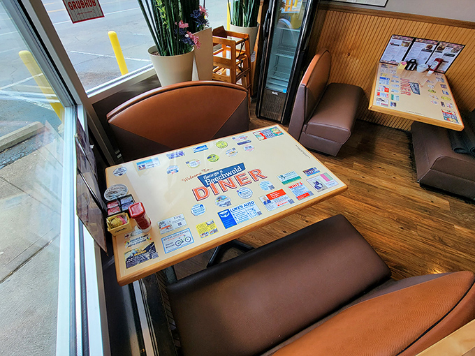 These booths have hosted first dates, family reunions, and Sunday morning recovery sessions—each with its own story marinated in maple syrup.
