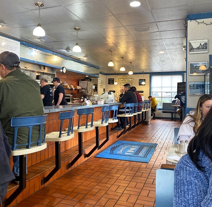 The morning ballet of diners and servers – a choreographed routine perfected over countless cups of coffee.