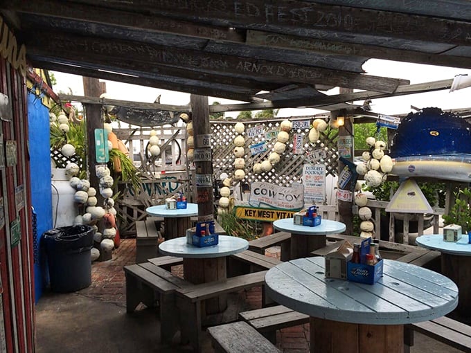 Outdoor dining where cable spools become tables and atmosphere comes free of charge. The buoys aren't decoration—they're witnesses.
