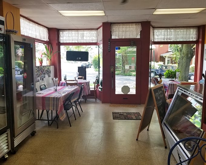 Sunlight streams through windows into a space where time slows down. No one rushes you here—this is dining as it should be: relaxed, welcoming, and focused on food.