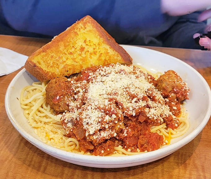 Spaghetti and meatballs with garlic toast – the kind of plate that makes you want to kiss your fingers like an Italian grandmother just taught you something important.