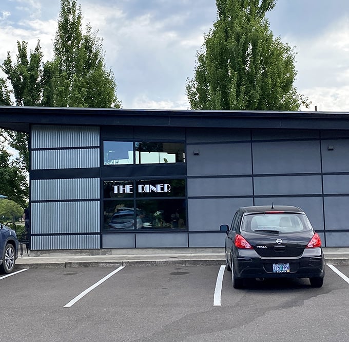 The understated exterior belies the flavor explosions waiting inside. Like finding a secret clubhouse for breakfast enthusiasts hiding in plain sight.