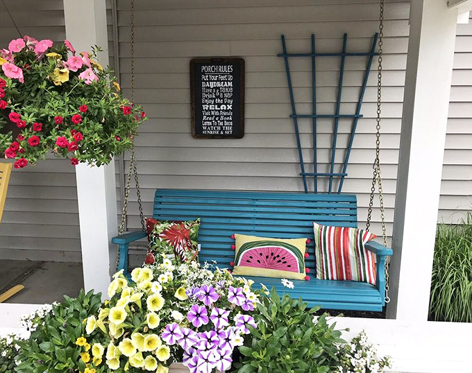 The porch swing that launched a thousand conversations. Adorned with cheerful pillows and surrounded by flowers, it's the perfect prelude to your meal.