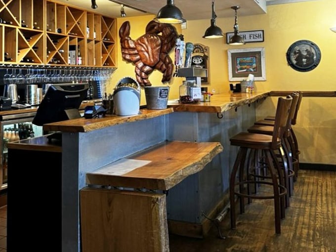 Live-edge wood meets industrial metal at this bar – like the perfect marriage between rustic charm and seafood seriousness.