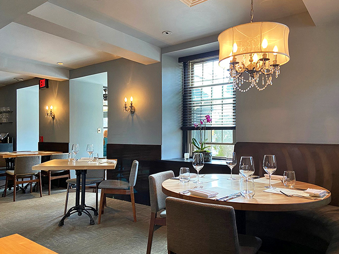 Tables positioned for both privacy and people-watching – the holy grail of restaurant seating arrangements.