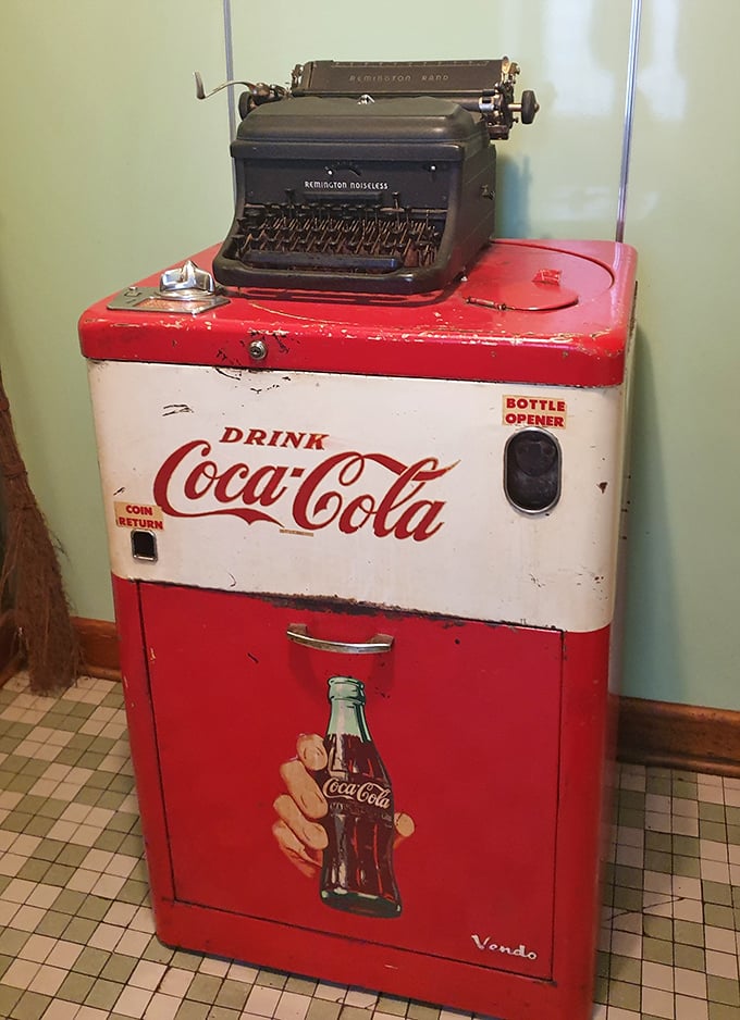 Vintage Coca-Cola cooler topped with a typewriter – décor that tells its own story.