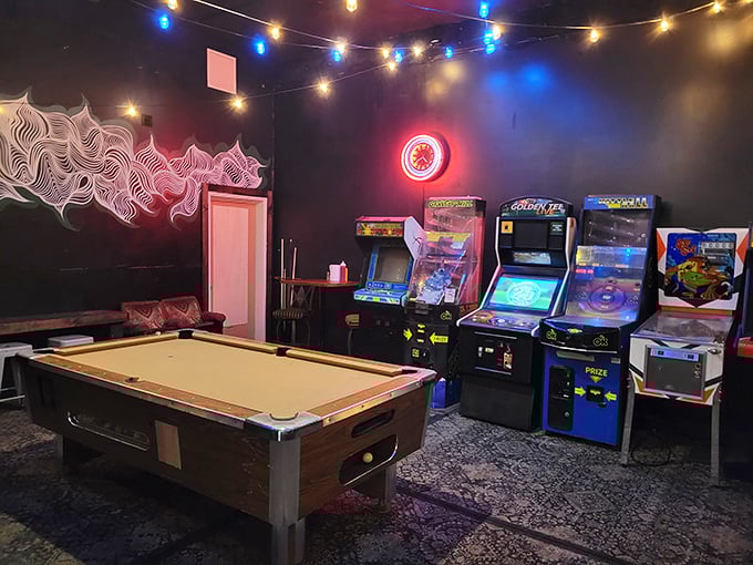 Vintage arcade games and a pool table offer entertainment between bites—because sometimes you need to work up an appetite for round two.