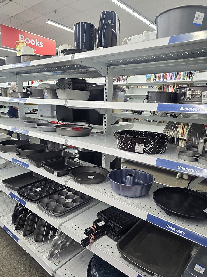 Bakeware bonanza! From bundt pans to muffin tins, the ghosts of baking projects past await your culinary inspiration.