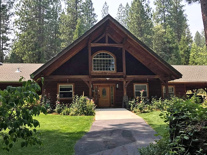 The Black Bear Inn embodies mountain elegance with a side of pine-fresh air – like a luxury cabin your imaginary rich uncle might own.