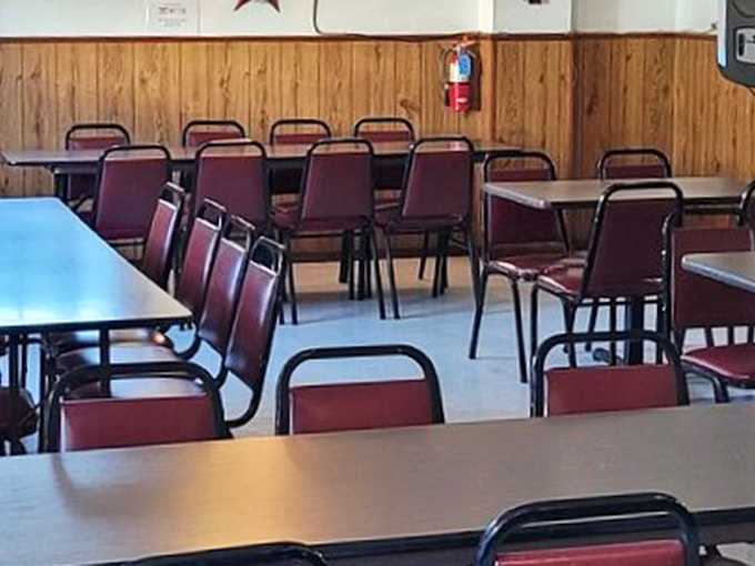 The dining room waits patiently for the lunch rush—a humble stage where countless seafood feasts have created decades of delicious memories.