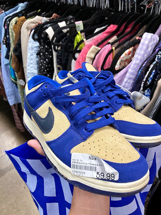 Sneaker serendipity! These blue Nike Dunks represent the holy grail of secondhand shopping—barely worn treasures at prices that won't make you wince.