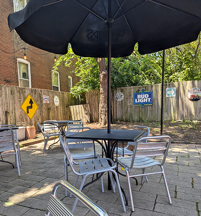 Al fresco dining for when your burger needs some Missouri sunshine – and you need witnesses to your joy.