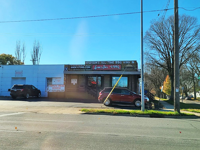 From the street, it looks unassuming – but barbecue pilgrims know that modest exteriors often hide the most extraordinary flavor experiences.