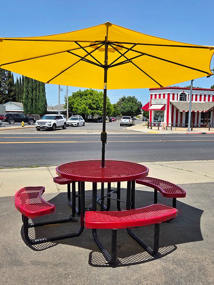 Al fresco dining for those who prefer their burgers with a side of sunshine.