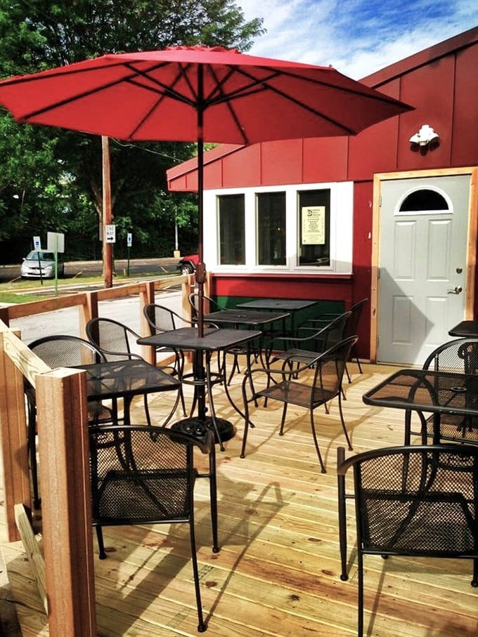 The outdoor patio offers al fresco dining under a cheerful red umbrella—summer in Illinois never tasted so Southern.