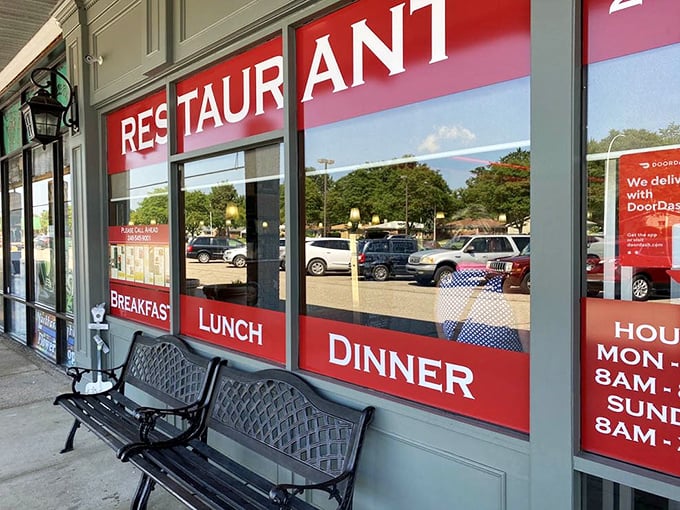 Outside seating where you can watch the world go by while contemplating a second slice of pie – the answer is always yes.