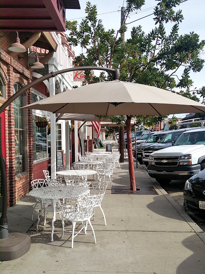 Sidewalk seating for those who prefer their breakfast with a side of people-watching. Those white metal chairs have witnessed more first dates than a movie theater.