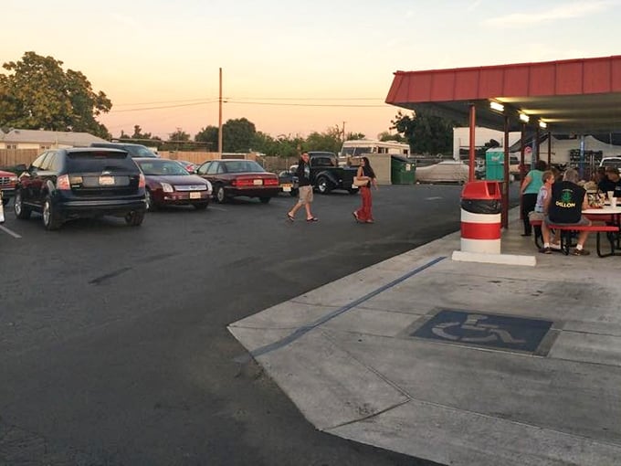 As dusk settles over the parking lot, hungry patrons arrive like moths to a flame—drawn by the promise of comfort food done right.