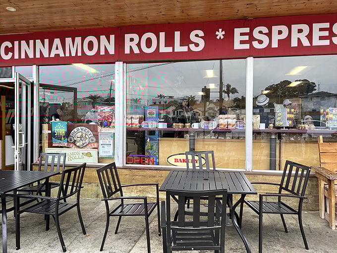 Outdoor seating for those who can't wait to get home before devouring their treasure. The palm trees in the distance remind you this is California living.