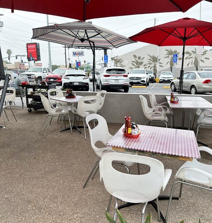 Outdoor dining with a side of Los Angeles traffic – somehow the pancakes taste even better with a gentle breeze and urban soundtrack.