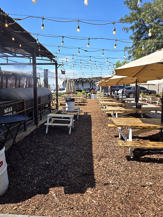 Wood chips underfoot and string lights overhead—the journey to your picnic table feels like walking the red carpet to Flavortown.