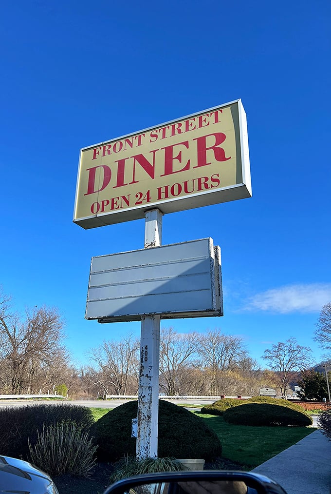 The sign against a perfect blue Pennsylvania sky – like a North Star for hungry travelers seeking authentic diner experiences.