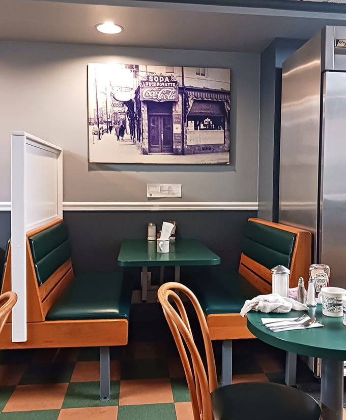 Booths designed for maximum comfort and minimum interruption – the perfect setting for solving world problems over coffee and pancakes.