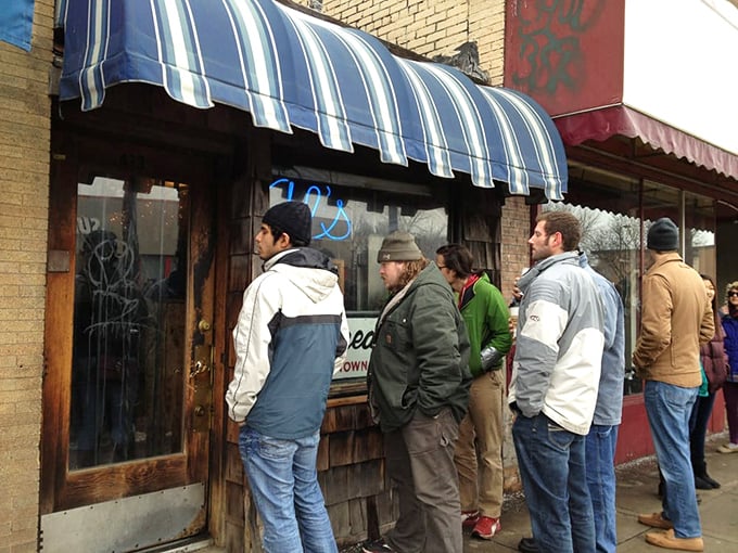 The line outside Al's proves that Minnesotans know good food is worth braving any weather. These breakfast pilgrims understand delayed gratification.