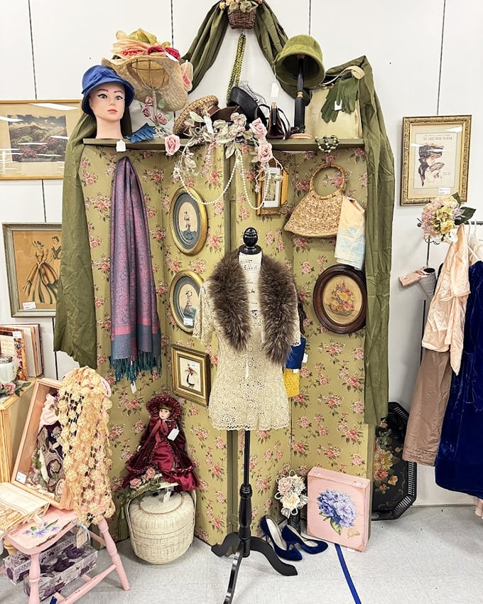 A fashion vignette that would make Downton Abbey's costume department envious – complete with fur stole and vintage handbags.