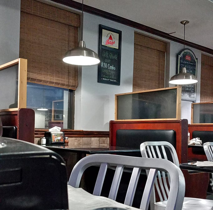 Simple décor lets the food be the star. These unassuming booths have supported the weight of countless food comas and "I can't believe I ate the whole thing" moments.