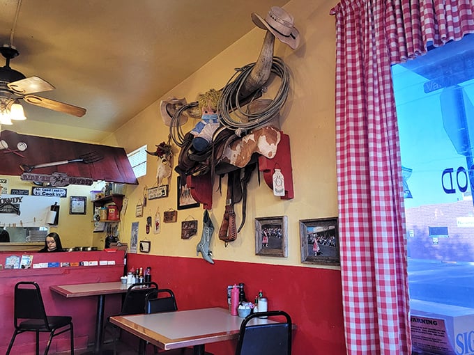 Cowboys on the walls, comfort on the plates – this is Arizona dining at its most authentic.