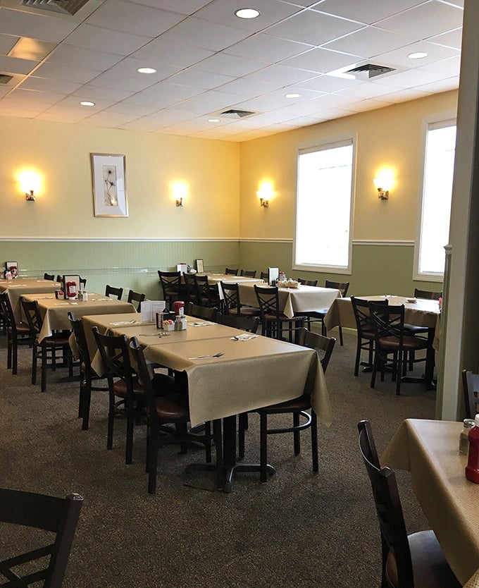 Room to breathe, room to eat, room for seconds – this layout understands the importance of elbow room.