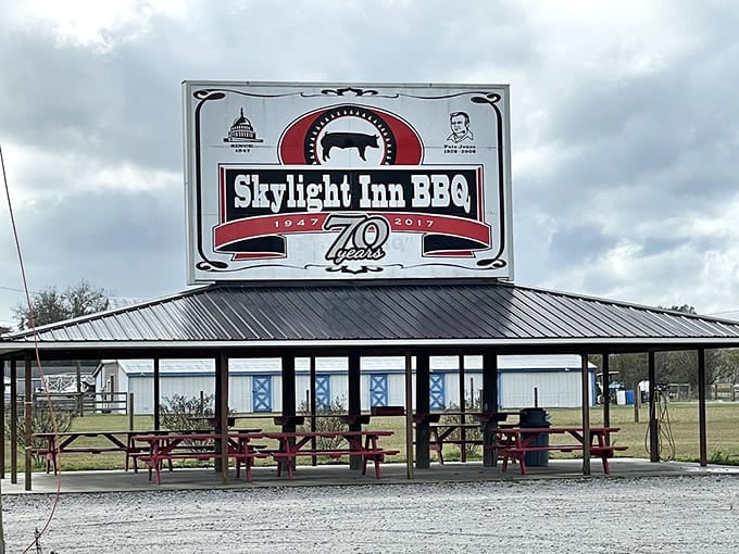 The outdoor pavilion—where picnic tables await those who can't bear to drive away before diving into their paper trays of smoky treasure.