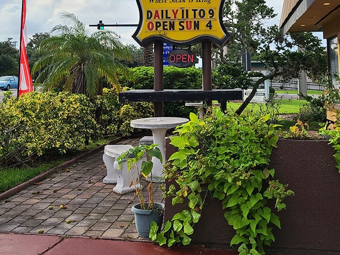 Even the outdoor seating promises good times – fresh air pairs wonderfully with fresh beef, who knew?