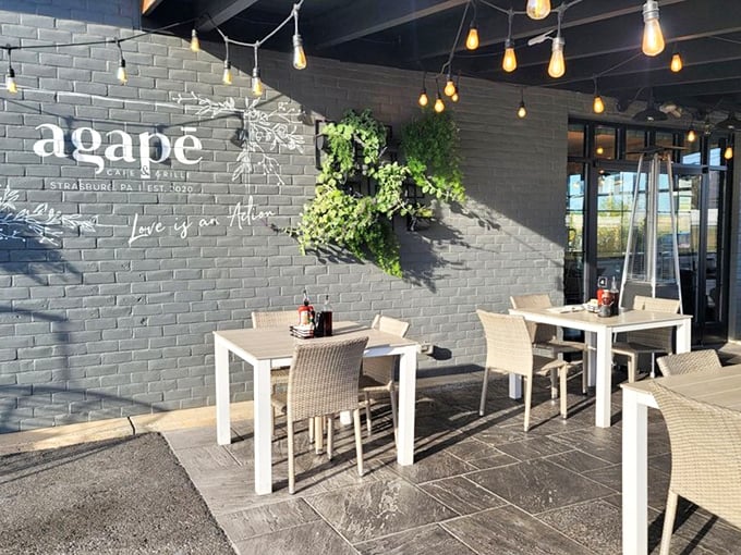 Al fresco dining with a side of Pennsylvania charm—where fresh air makes everything taste even better.