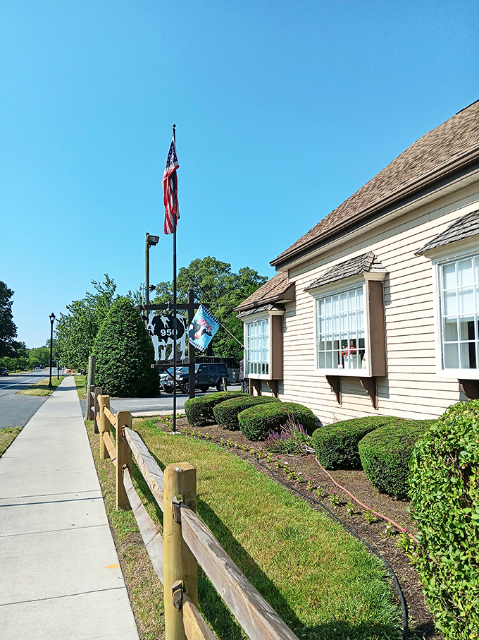Manicured landscaping and an American flag—as traditional as the comfort food served inside. Norman Rockwell would approve.