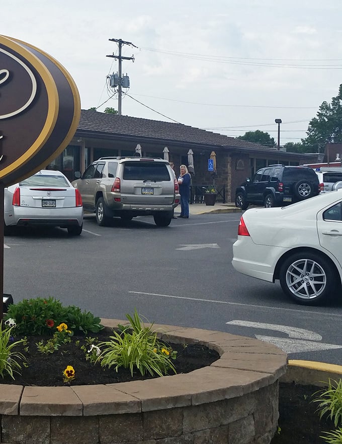 A packed parking lot – the universal sign language for "the food inside is worth whatever wait you might encounter."
