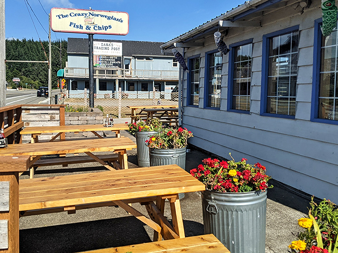 Picnic tables, flower-filled planters, and ocean air – the outdoor seating area offers a perfect spot for enjoying seafood in its natural habitat.