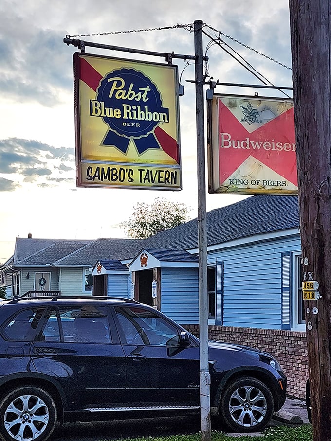 Vintage beer signs hanging outside—the seafood equivalent of a lighthouse, guiding hungry travelers to safe, delicious harbor.