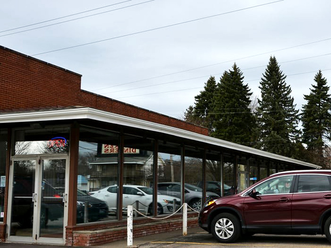 No fancy architecture needed when what's inside is culinary gold – the modest exterior keeps the secret just between us chicken lovers.