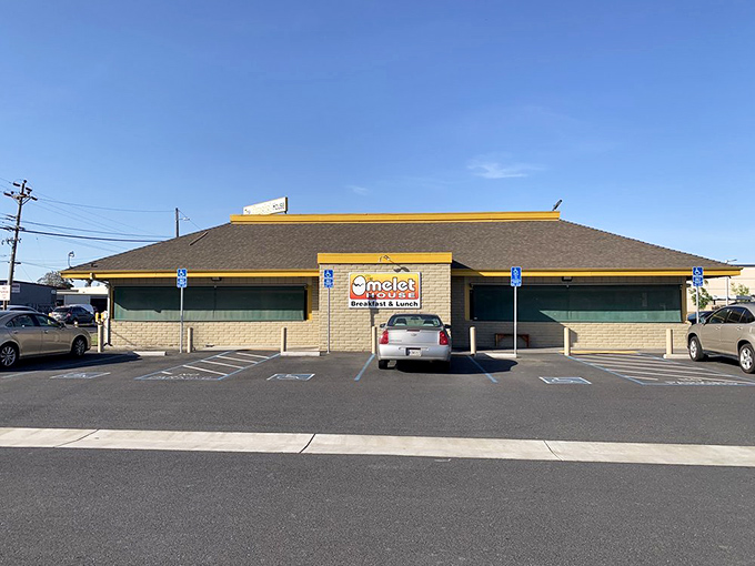 From the outside, it's unassuming—like Clark Kent before he steps into a phone booth. But inside? Breakfast superhero territory.