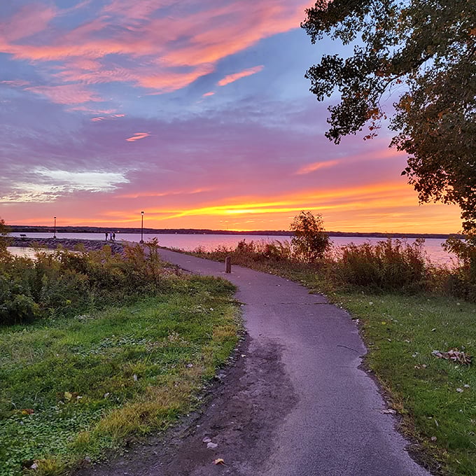 Sunsets at Pymatuning don't just end the day—they celebrate it with a sky show that makes smartphone cameras work overtime.