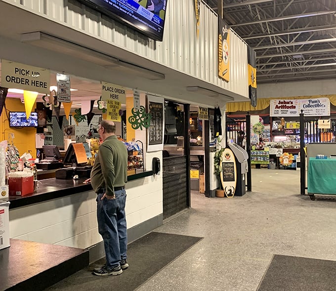 The market's beating heart—its food stall—where treasure hunters refuel with classic Pennsylvania comfort food before diving back into the bargain wilderness.