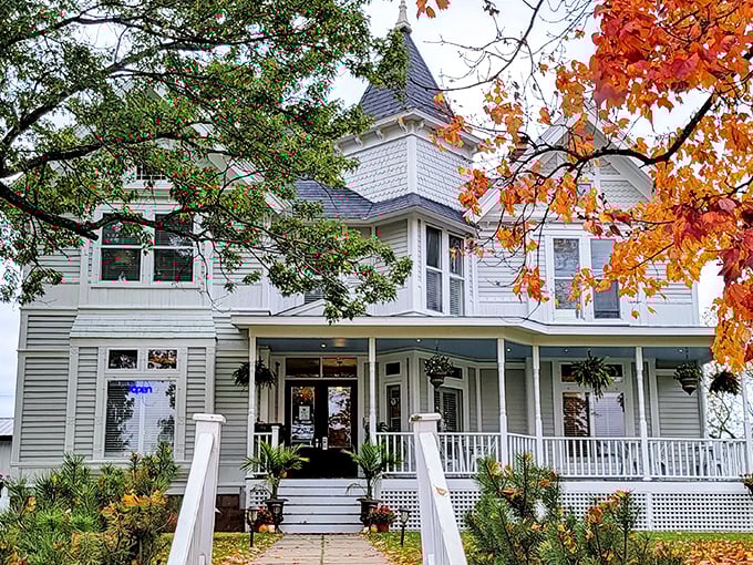 The McCormick House Inn captures that Victorian-era charm with a dash of fall color—the kind of place that makes you want to curl up with a book.