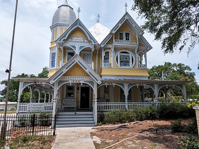 This Victorian masterpiece showcases Mount Dora's architectural heritage. Gingerbread trim and wraparound porches—they just don't build them like this anymore.