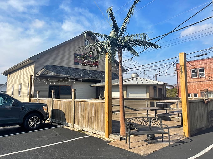 A palm tree in Pennsylvania? The Olde Lincoln House brings unexpected tropical flair to Dutch Country—talk about a delightful identity crisis!