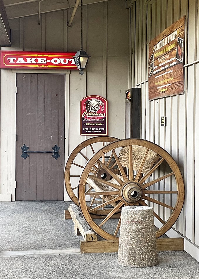 Even the take-out entrance promises Western authenticity. When the craving hits, Cattlemens ensures you can enjoy their legendary beef in the comfort of your own home.